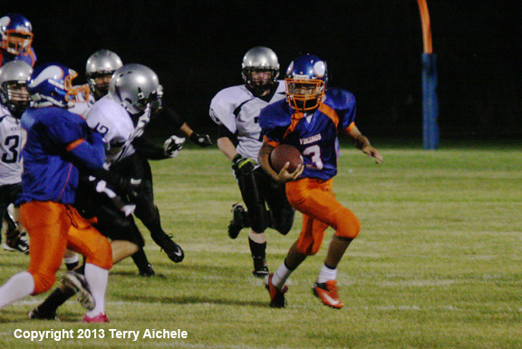 Jesus Ramirez of Umatilla, threads his way through Irrigon defenders on ...