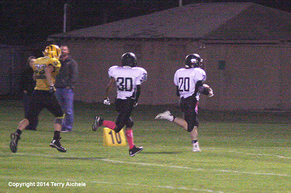 LEFT - Payton Wright of Stanfield runs on sweep to the left.[img_10074 ...