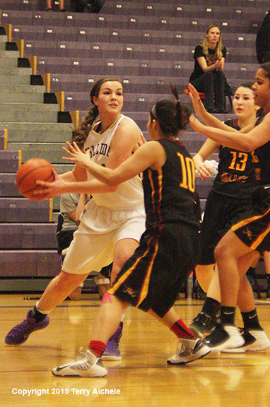 Maddy Juul of Hermiston works her way along the baseline on a drive to ...